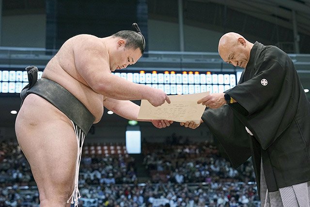 朝乃山「早く上に戻る」、三段目優勝で表彰 大相撲春場所｜北日本新聞webunプラス