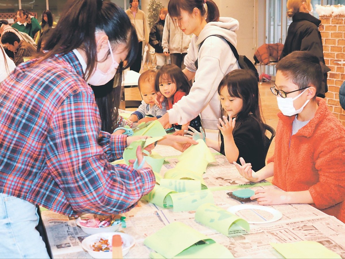 かわいいXマスリースできた 富山短大でマルシェ、親子300人参加｜北日本新聞webunプラス