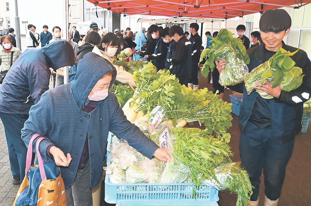 自慢の野菜・加工品どうぞ 氷見高生が即売会、割安品に行列｜北日本新聞webunプラス