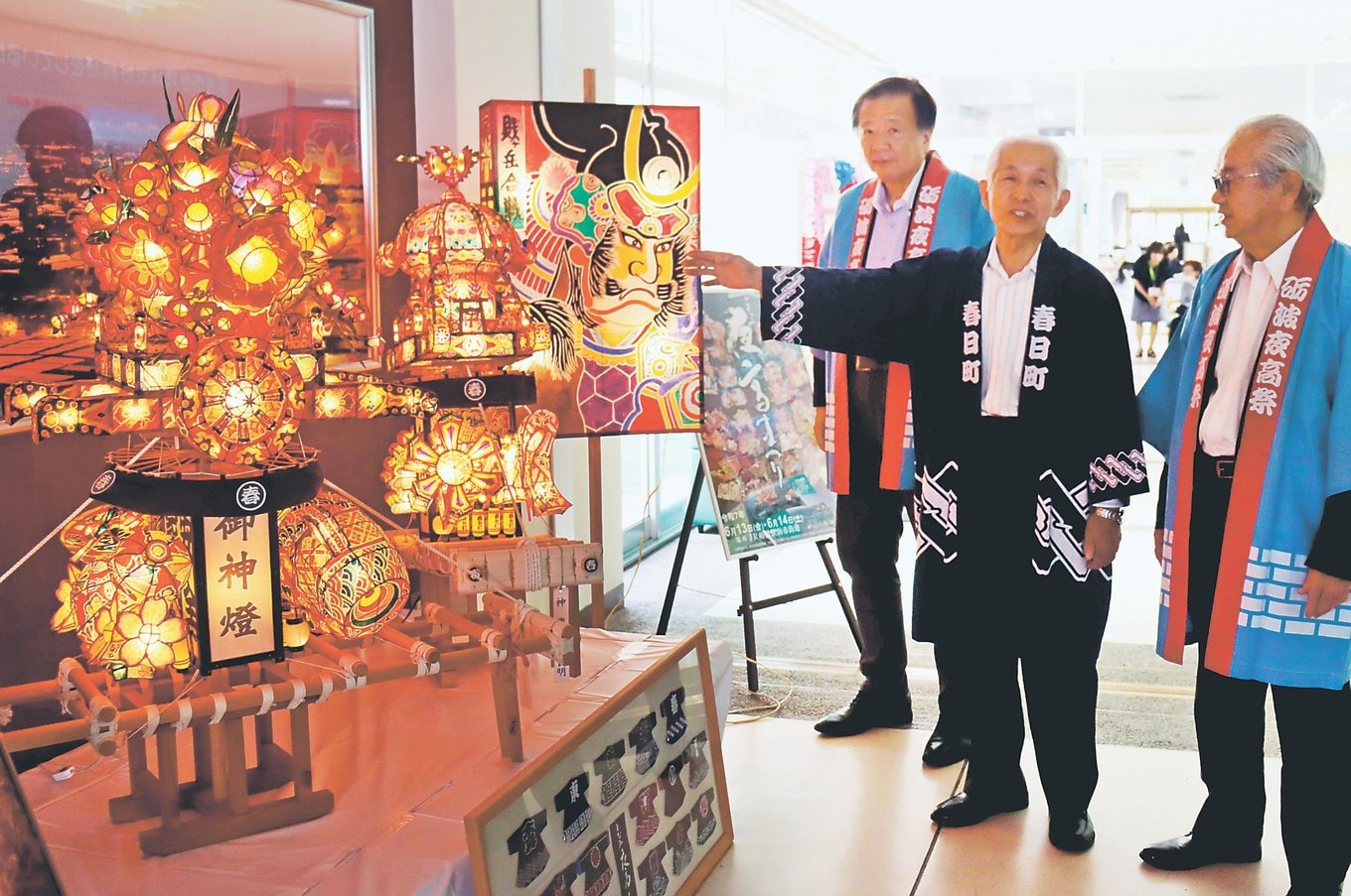 ミニ行燈2基、市役所に 6月13、14日となみ夜高まつり向け渡辺さん制作｜北日本新聞webunプラス