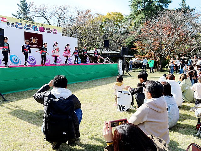 大勢の家族連れ、ゲームやステージ楽しむ 高岡古城公園でこどもまつり｜北日本新聞webunプラス