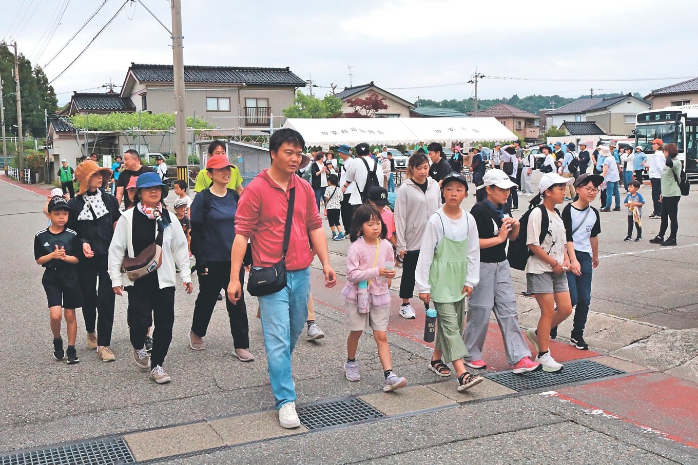 共に歩けば顔なじみ 黒部・田家地区でチャレンジウオーク、住民200人が世代間交流｜北日本新聞webunプラス