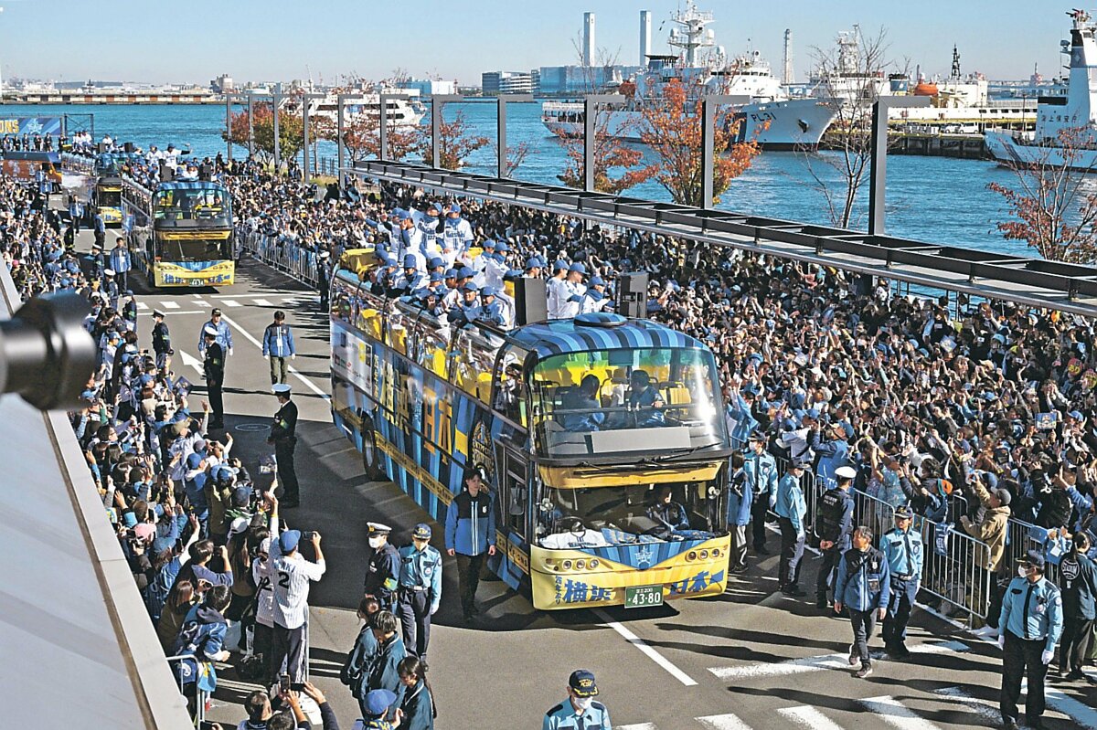 26年ぶり日本一のDeNA、横浜でパレード 沿道に30万人｜北日本新聞webunプラス