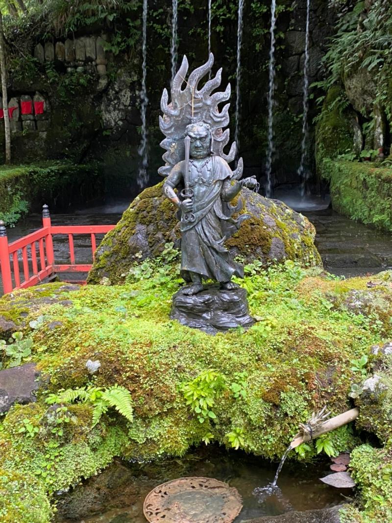 （41）心、清らかに。大岩山で滝に打たれる【やちやちが行く！！】 コノコト｜北日本新聞webunプラス