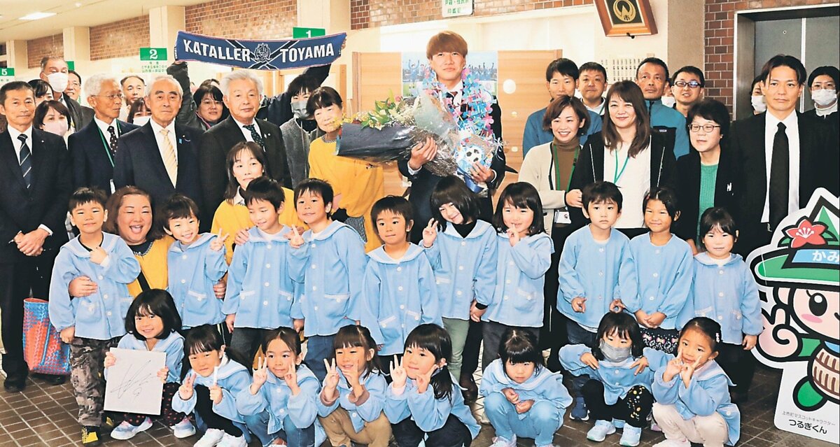 カターレ碓井と松岡、故郷でJ2復帰報告 「応援が力になった」｜北日本新聞webunプラス
