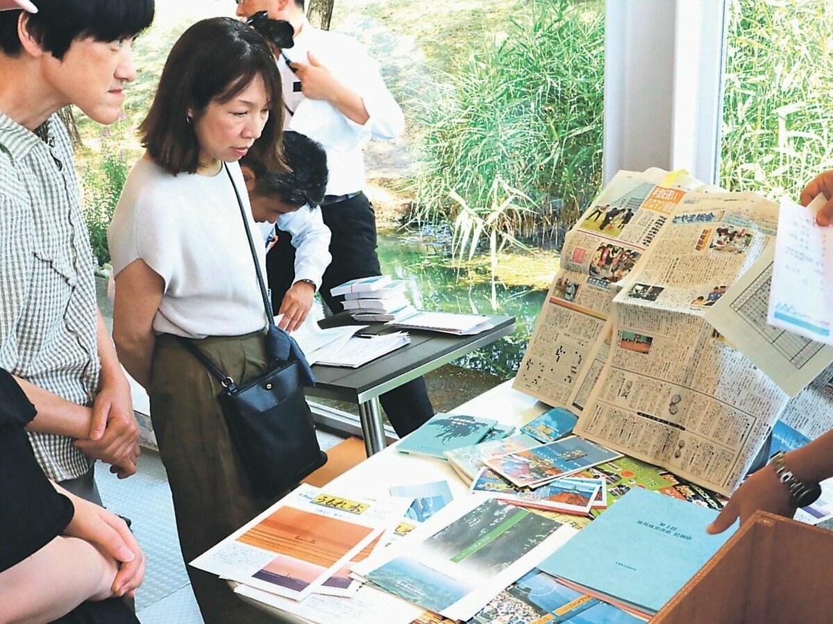 20年前に思いはせ笑顔 魚津埋没林博物館でタイムカプセル開封、来館者の絵はがき400通｜北日本新聞webunプラス