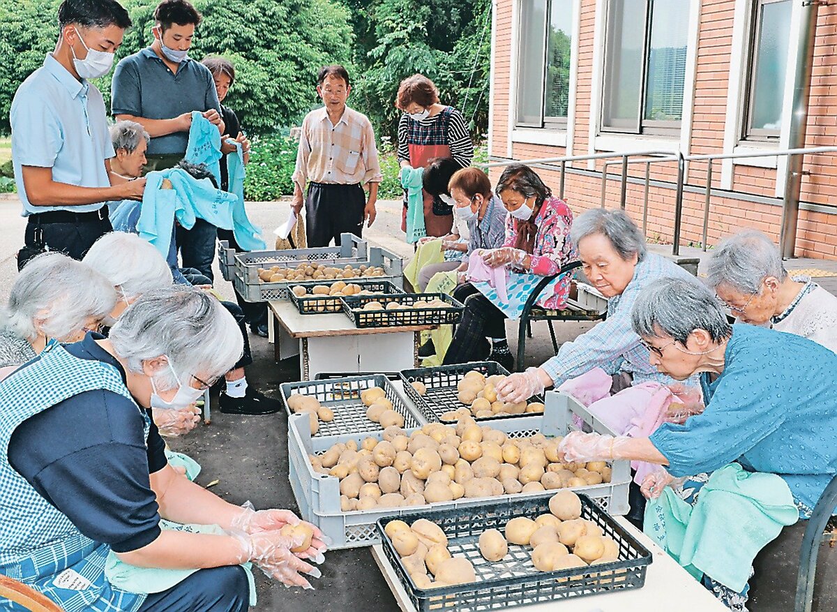 施設利用者と農作業 小矢部・北蟹谷活性化協、活動参加の輪広げる｜北日本新聞webunプラス