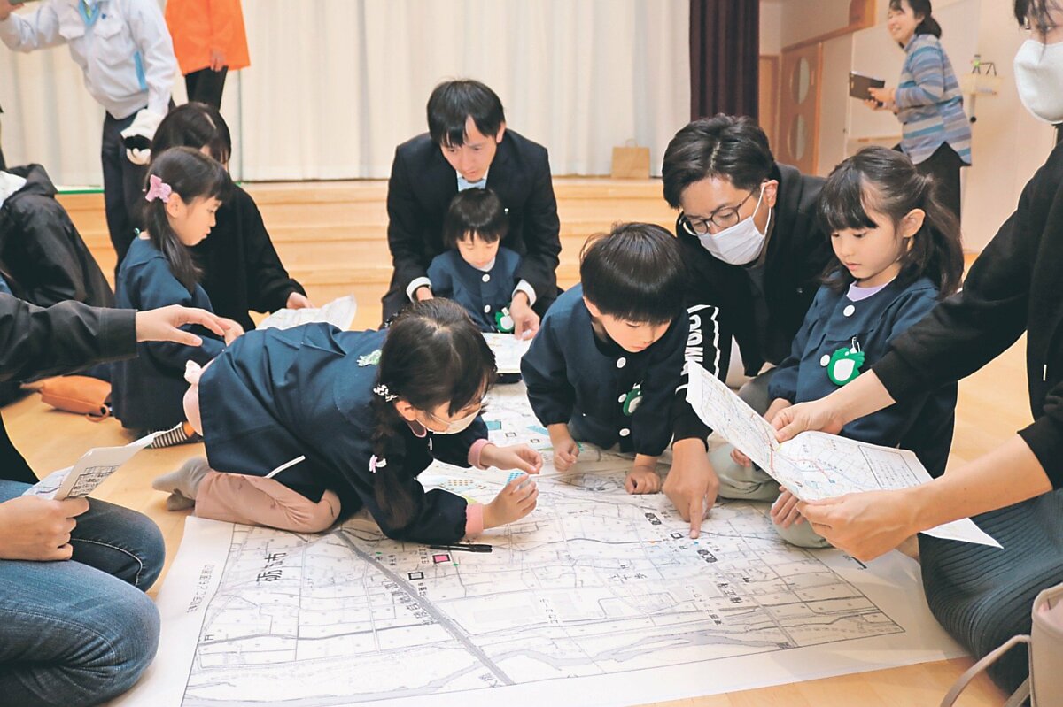 春から小学生、通学路の危険箇所チェック 砺波の園児、保護者と地図作り｜北日本新聞webunプラス