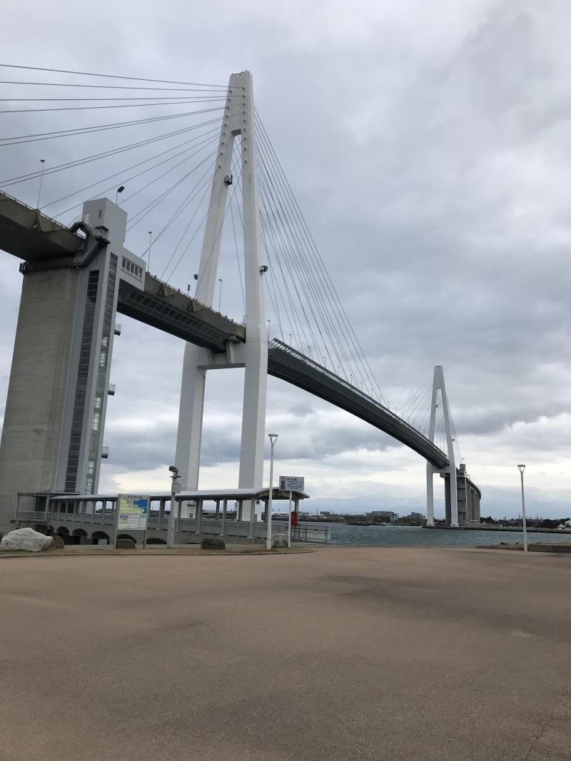 カニと橋と船と。新湊満喫！ コノコト｜北日本新聞webunプラス