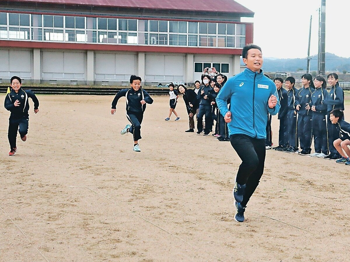 陸上の福島選手から速く走るこつ学ぶ 国吉義務教育学校児童｜北日本新聞webunプラス