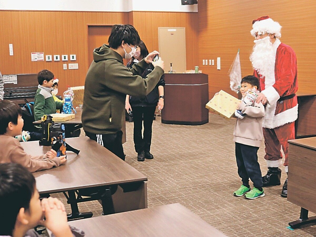 サンタさんと記念撮影 高岡の放課後デイ施設、射水でクリスマス会｜北日本新聞webunプラス