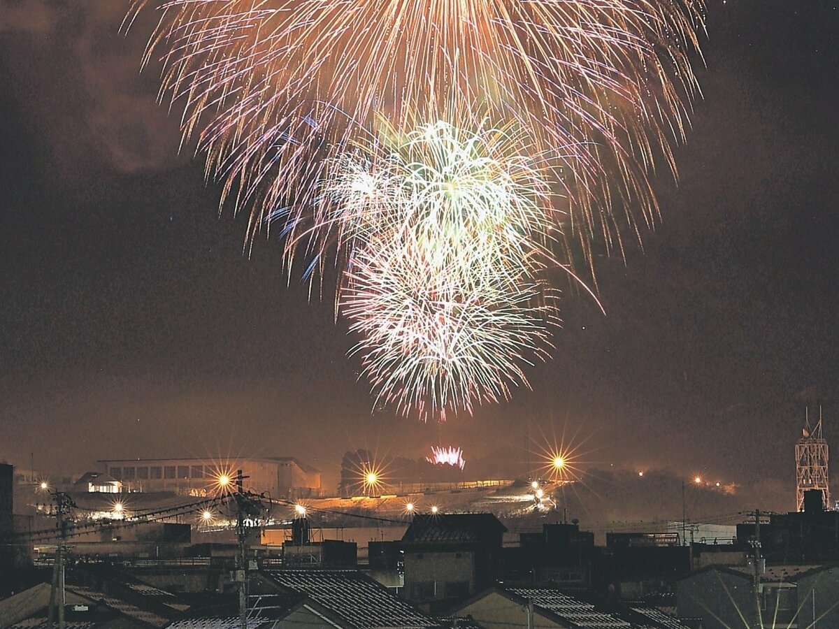 復興願いイブに大輪 氷見で花火300発｜北日本新聞webunプラス