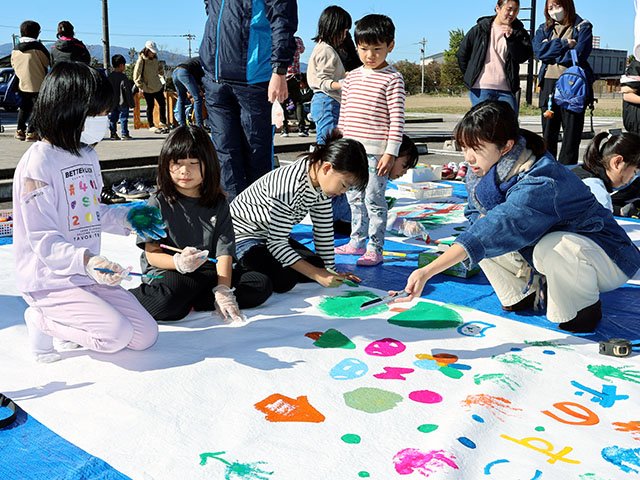 カラフル屋台できた 南砺・井波小3年、24日マルシェ出店｜北日本新聞webunプラス