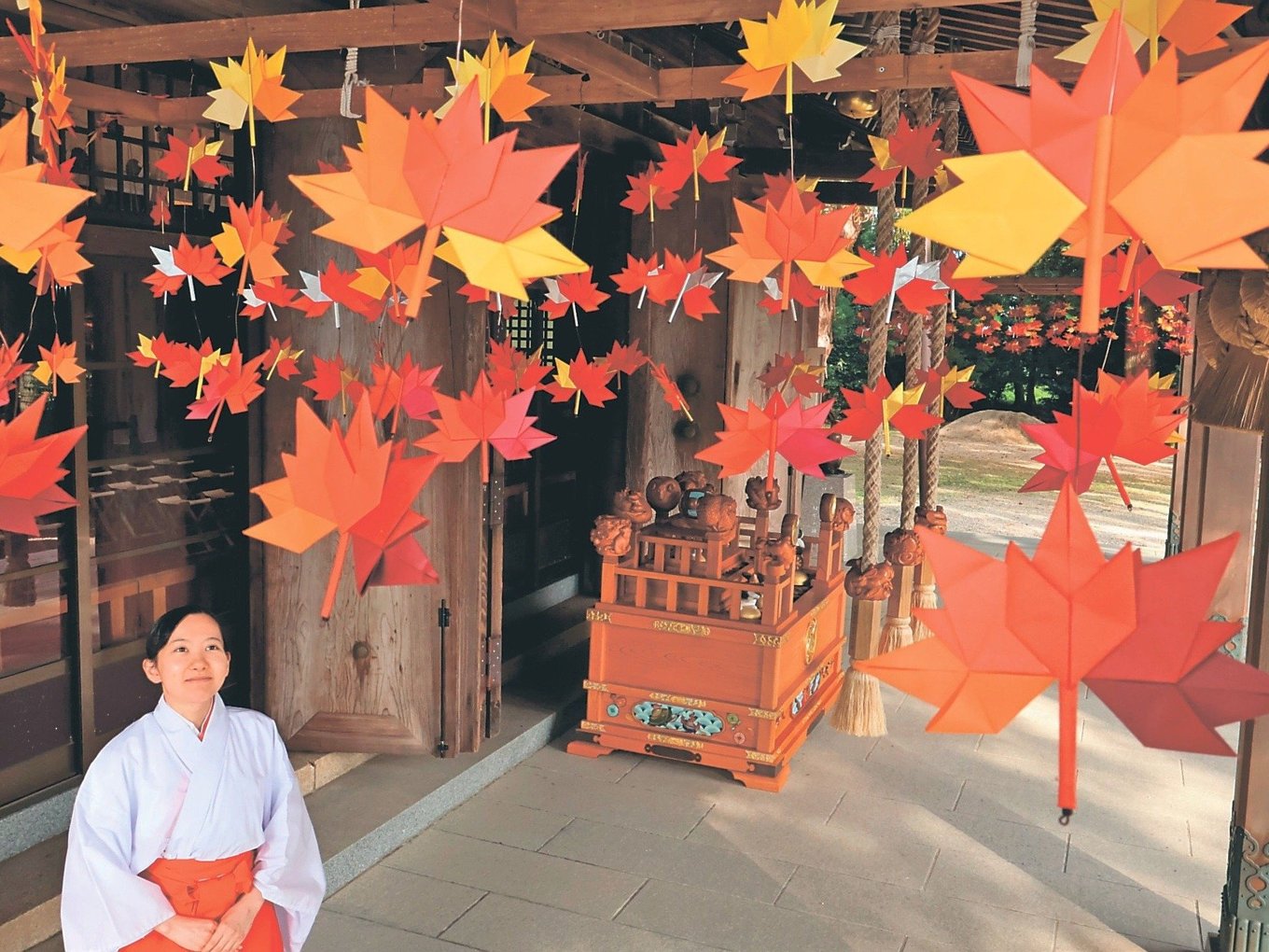 秋の風情漂う和紙の紅葉 南砺・井波の高瀬神社、七五三に合わせ250個｜北日本新聞webunプラス