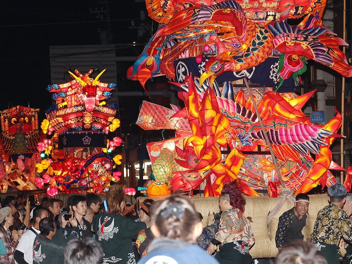 色鮮やか、行燈練り回す となみ夜高まつり始まる｜北日本新聞webunプラス