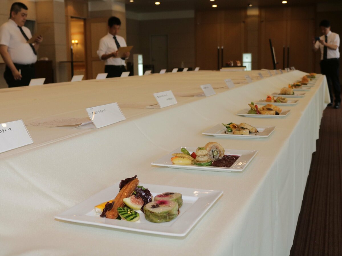 プロ最優秀に濱中さん（電気ビルレストラン） 富山で若手の西洋料理コンテスト、学生の部は山元さん（雄峰高）｜北日本新聞webunプラス