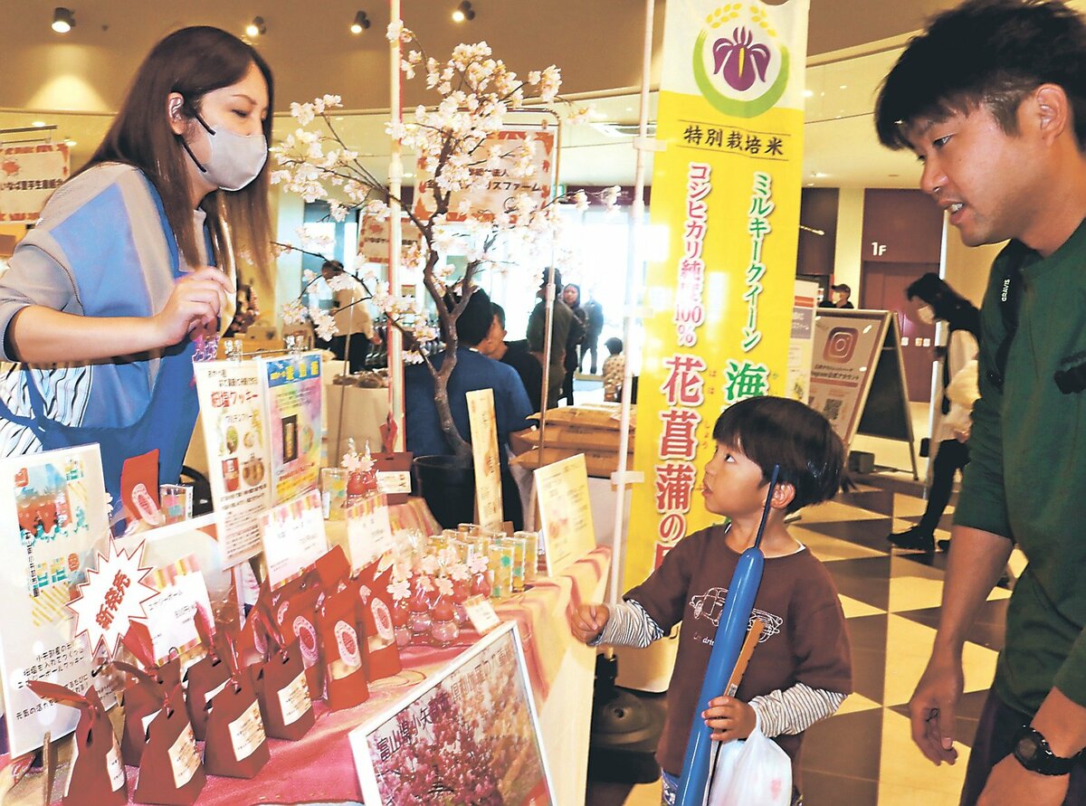 コメ・野菜・瓦など「小矢部ブランド」一堂に アウトレットで初フェア、親子連れでにぎわう｜北日本新聞webunプラス