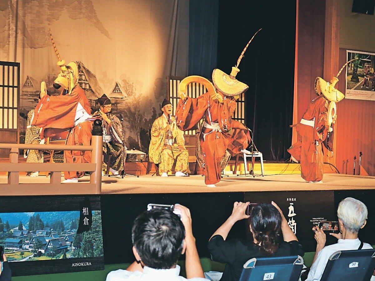 こきりこ踊りで県内外の観光客魅了 南砺・平で特別公演｜北日本新聞webunプラス