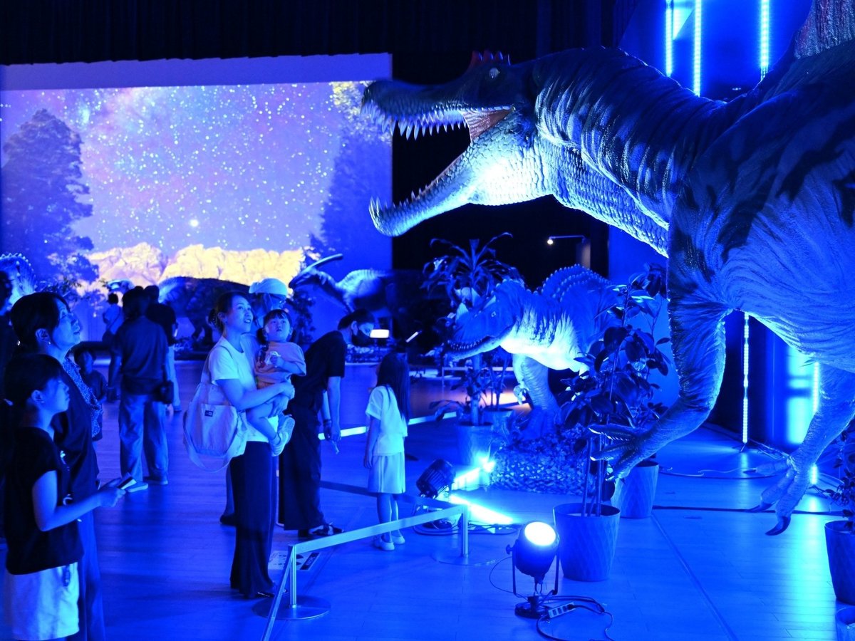 闇夜の恐竜、迫力満点 氷見・大恐竜博でナイトミュージアム｜北日本新聞webunプラス