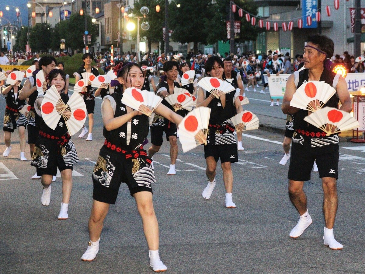 せり込み蝶六、扇子両手に躍動 じゃんとこい魚津まつり｜北日本新聞webunプラス