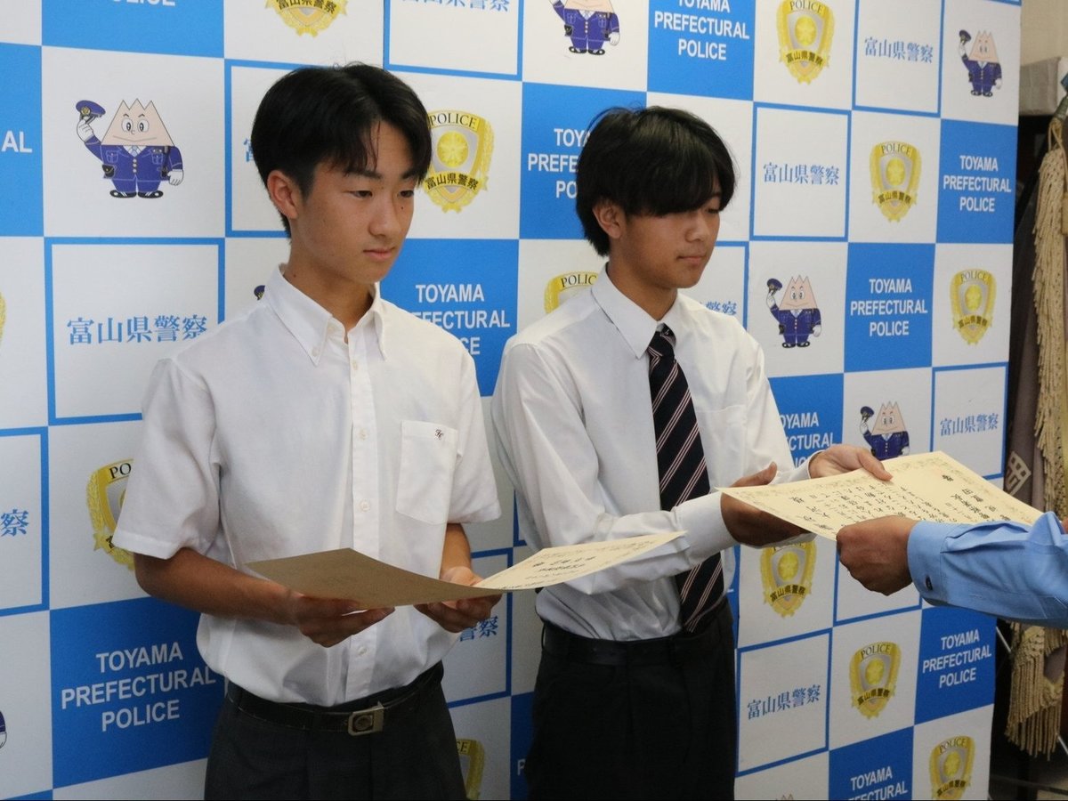 車道をふらつく高齢者保護 高岡署、高校生2人に感謝状｜北日本新聞webunプラス