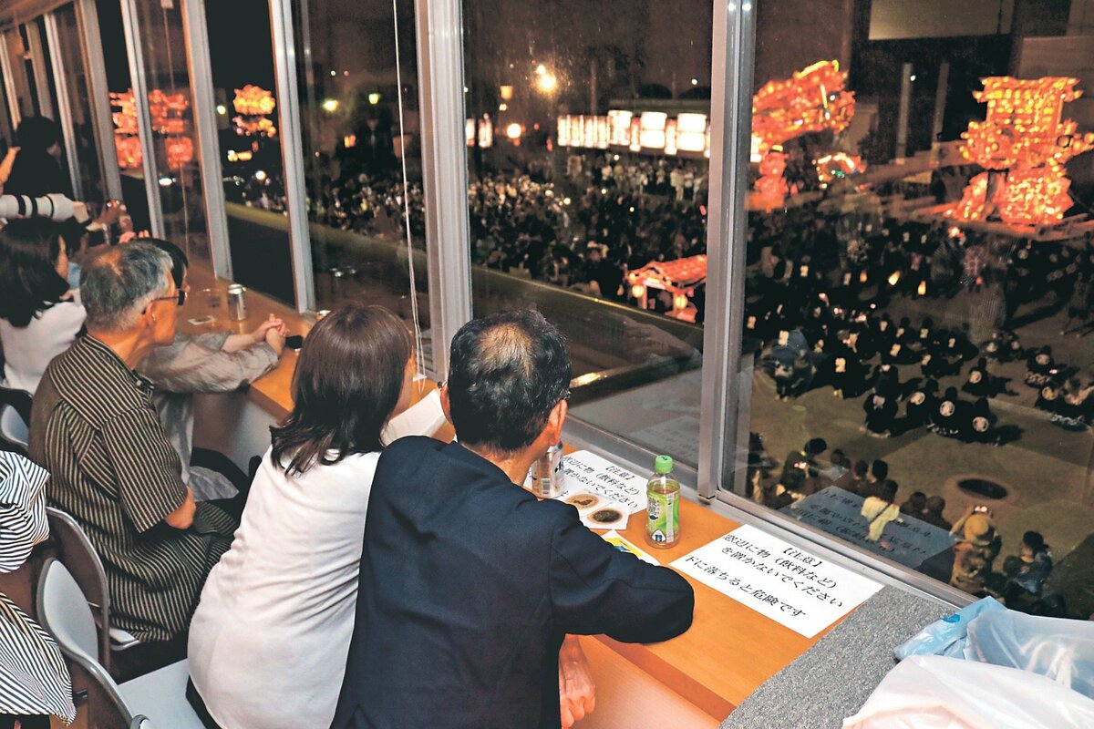 眼前で攻防「感動」 小矢部・津沢夜高祭、有料席に県内外41人｜北日本新聞webunプラス