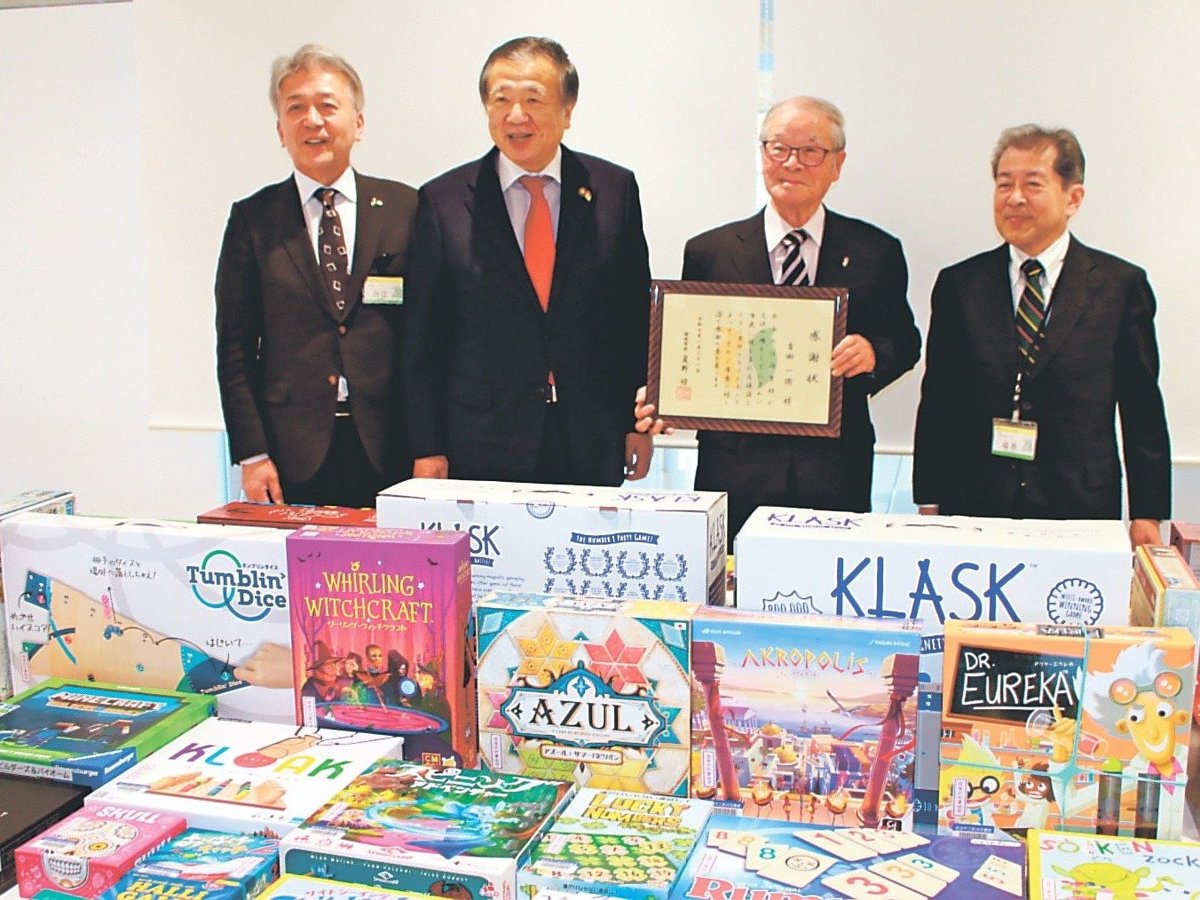 楽しく学ぶ砺波図書館に 寄付の吉田さん（砺波）に感謝状｜北日本新聞webunプラス