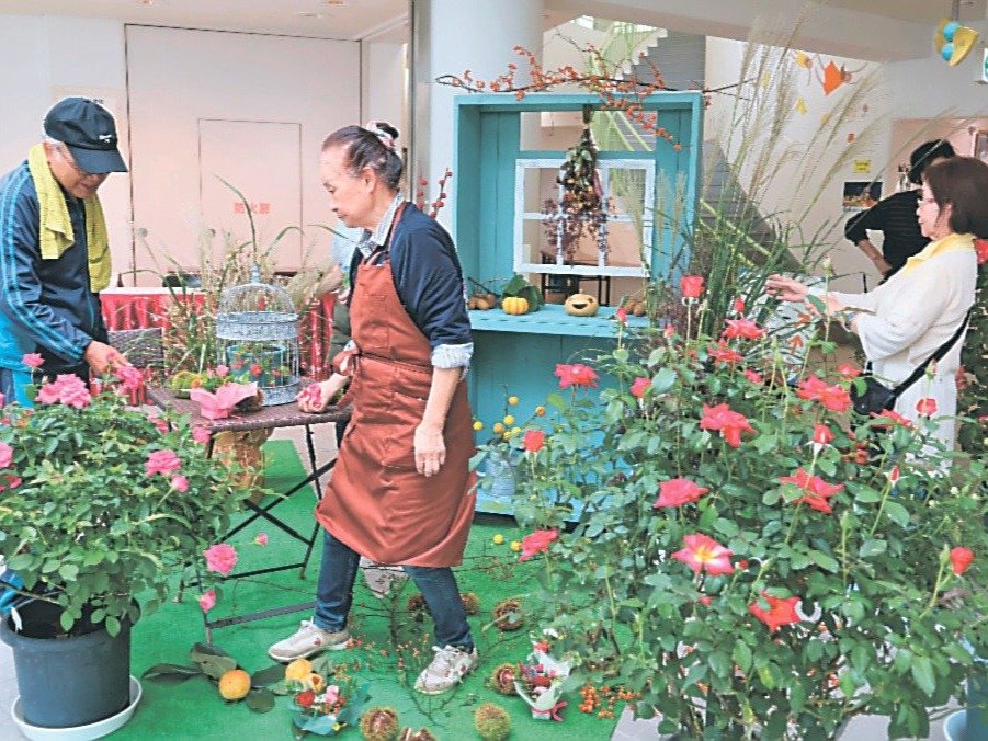 華やかなバラお出迎え 高岡おとぎの森館、19日と20日展示｜北日本新聞webunプラス