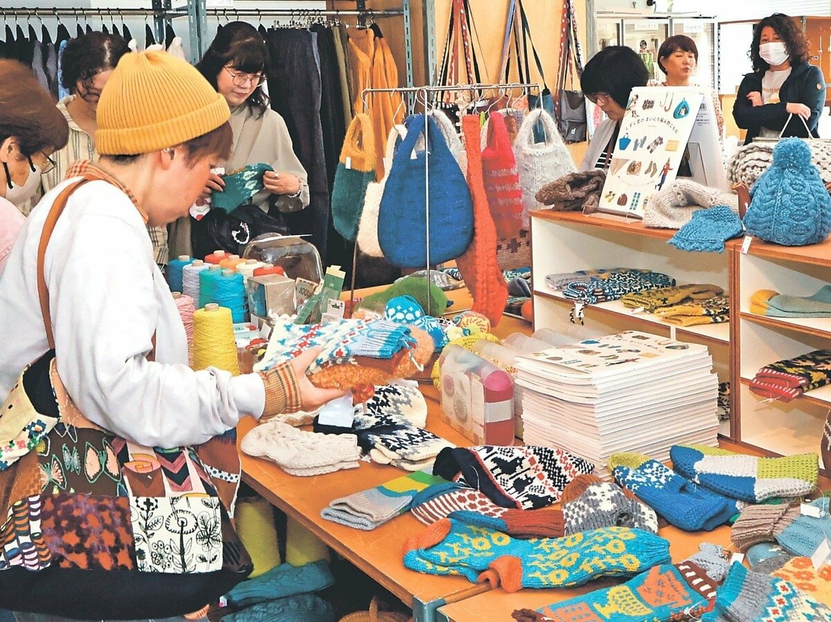 心癒やすニット100点超 富山のしずく堂さん、作家活動休止前に県民会館で作品展｜北日本新聞webunプラス