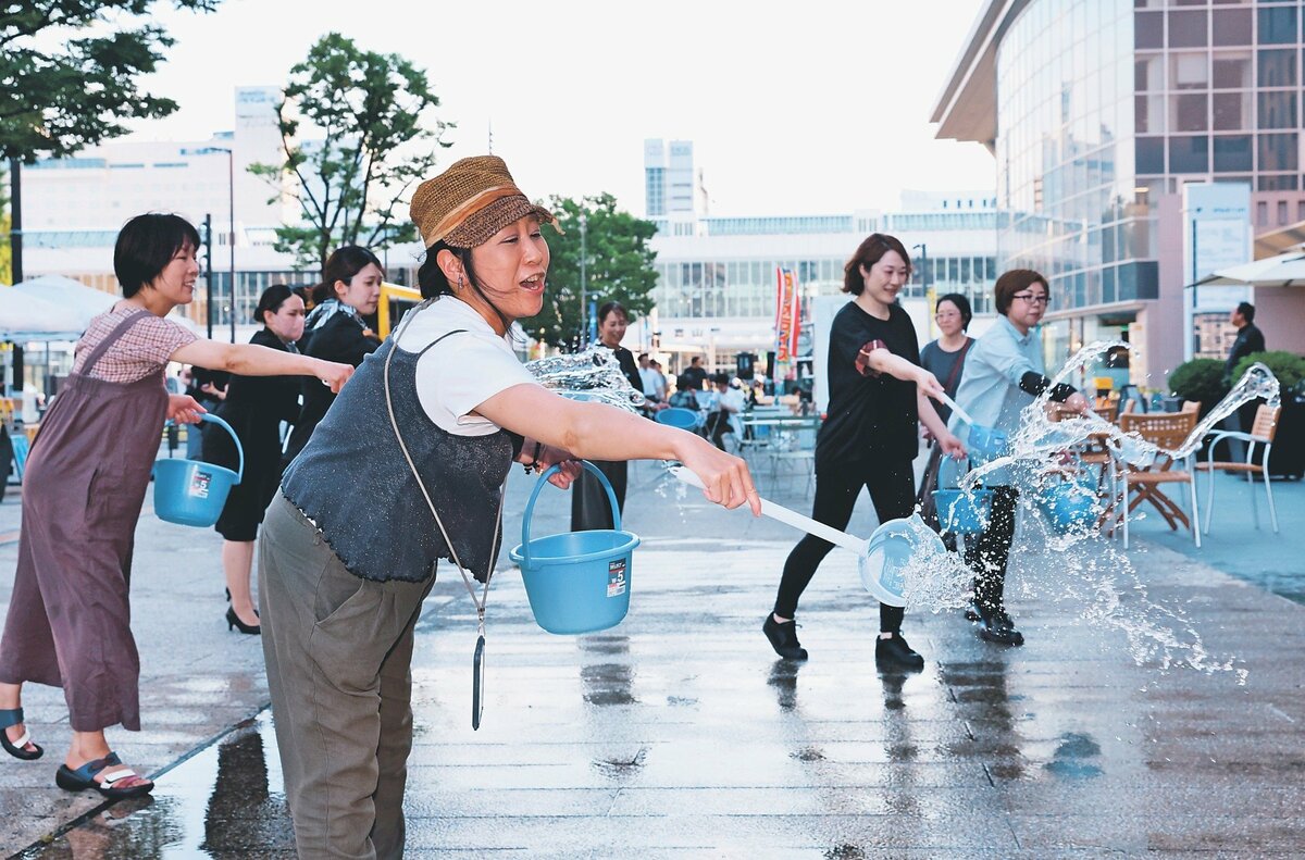 打ち水でひんやり 富山駅北｜北日本新聞webunプラス