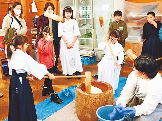 「よいしょ」「メン」のかけ声、きね振り下ろす 剣道教室の子ども、高岡で餅つき｜北日本新聞webunプラス