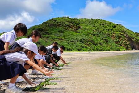 対馬丸、遺体漂着地で慰霊｜北日本新聞webunプラス