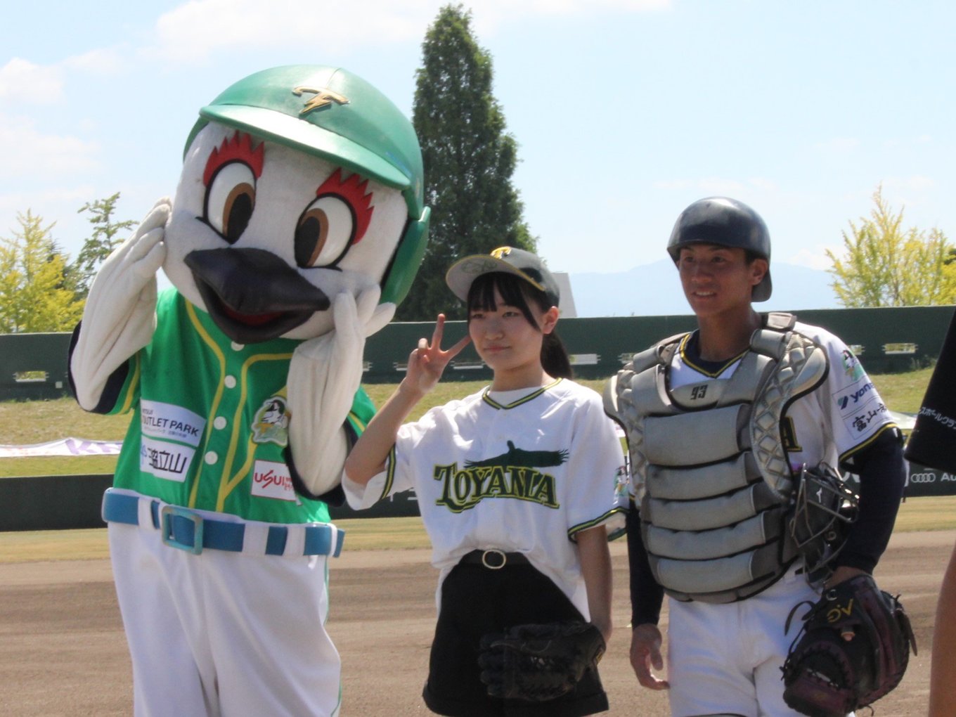 「コントロールは100点」始球式で小中学生が力投！ハイタッチで応援も コノコト｜北日本新聞webunプラス