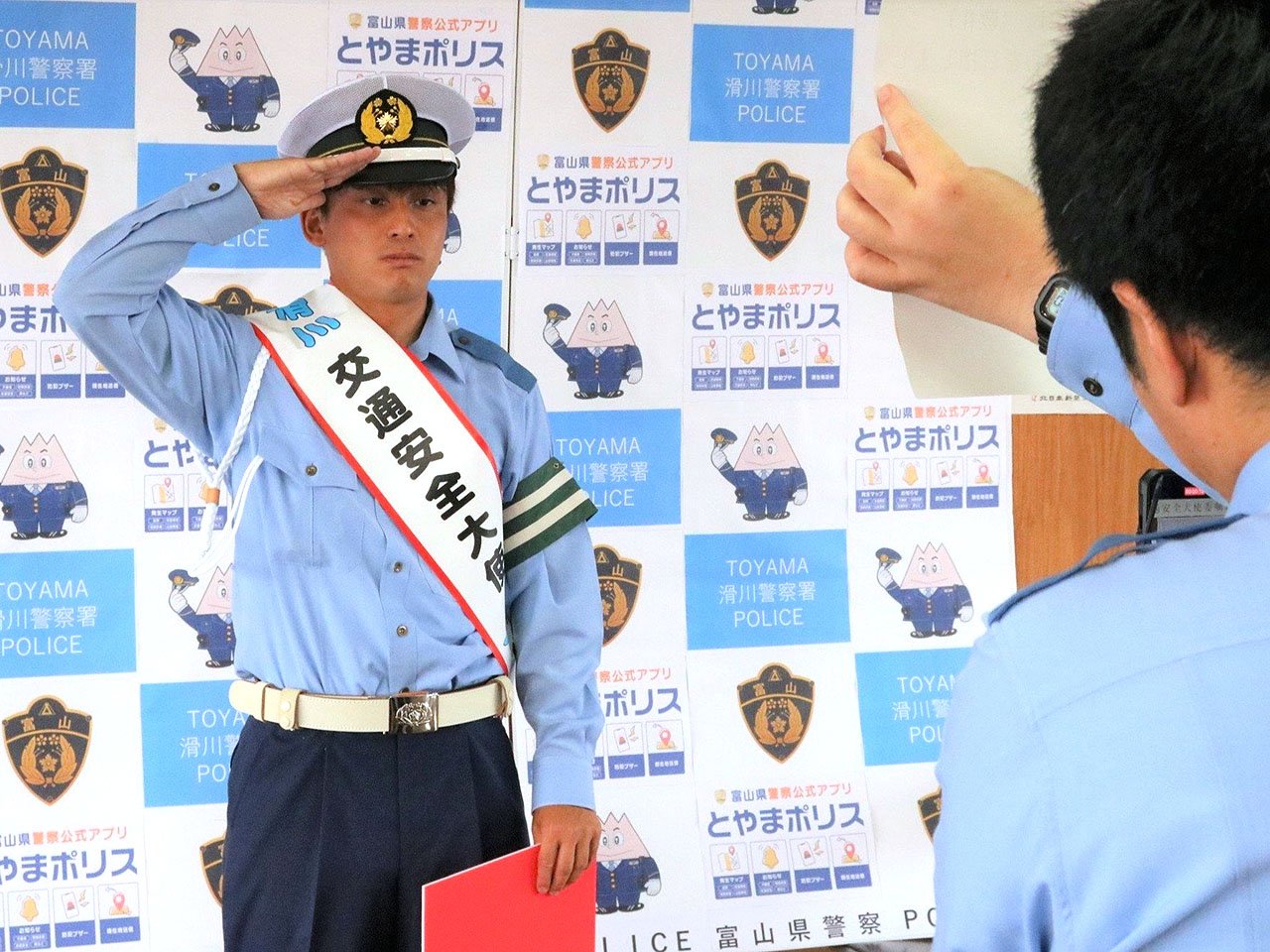 カターレ・松岡選手が交通安全大使に 滑川署が委嘱、メッセージ動画も撮影｜北日本新聞webunプラス