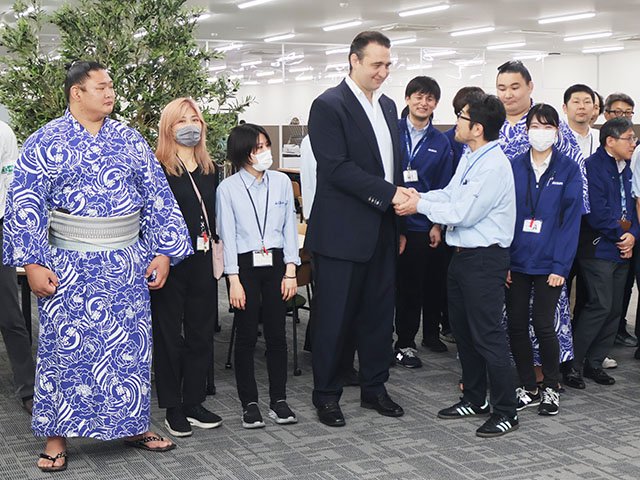 鳴戸親方らアイシン軽金属を訪問 射水で強化合宿「お互いに刺激」｜北日本新聞webunプラス