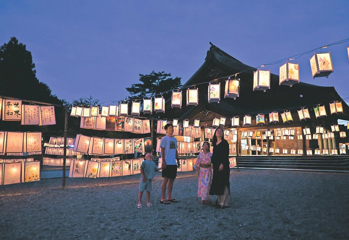 800個のあんどんに祈り込め 県護国神社で万灯みたままつり｜北日本新聞webunプラス