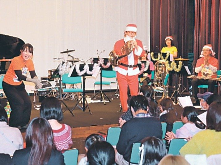 サンタの衣装でクリスマスソング 砺波で0才からの音楽会｜北日本新聞webunプラス