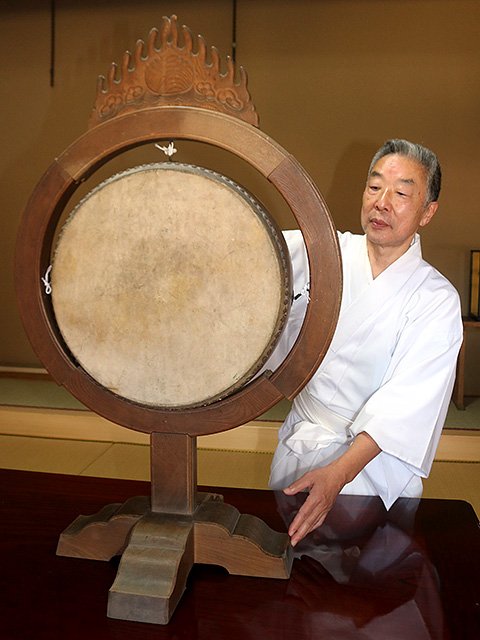 120年前の「楽太鼓」発見、祭礼で演奏か 小矢部・福町神明宮「神社の宝物に」｜北日本新聞webunプラス
