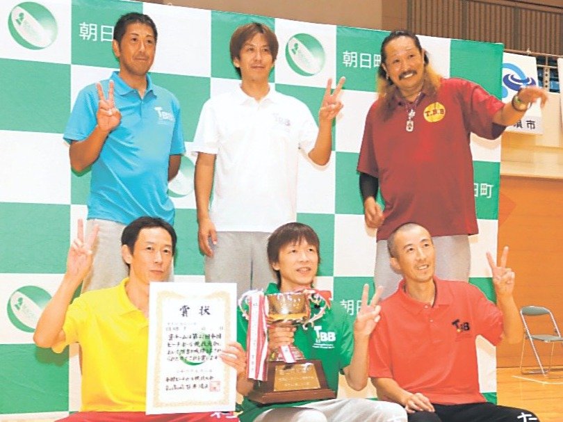 男子40歳以上の部でT．B．B（小矢部）V 朝日で全国ビーチボール、男女8部門の優勝決定｜北日本新聞webunプラス