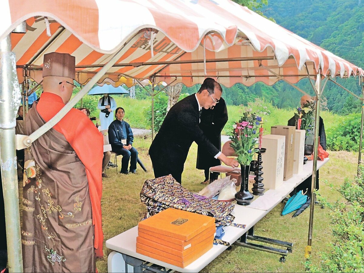 薬師岳 シーズンの安全祈願 富山・播隆上人像前で仏事｜北日本新聞webunプラス