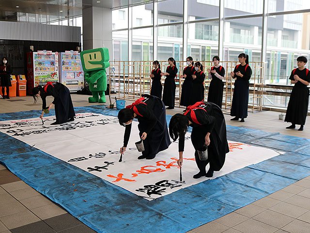 書で「スマホ申告」PR 福岡高書道部、高岡駅でパフォーマンス｜北日本新聞webunプラス