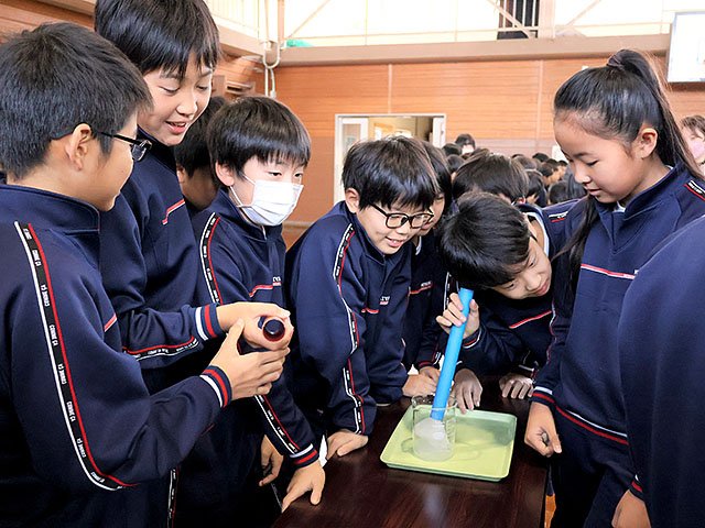 南極の氷触ったよ 自衛隊富山地本、氷見・宮田小に贈る｜北日本新聞webunプラス