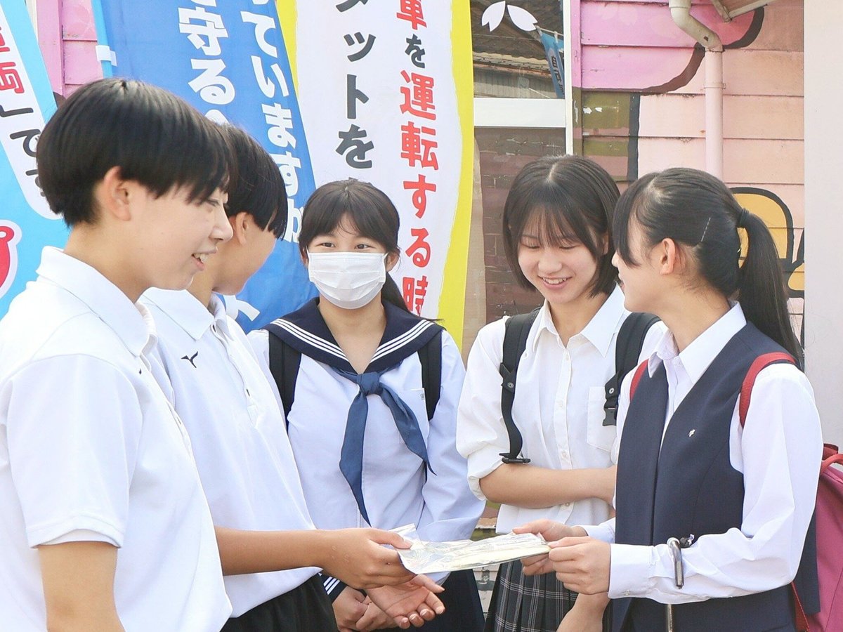 自転車安全に使おう 高岡龍谷高女子バレー部員、越中中川駅前で呼びかけ｜北日本新聞webunプラス