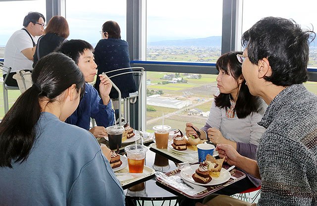 地上100メートルで秋スイーツ、非日常の甘いひととき クロスランドおやべで空中カフェ開幕｜北日本新聞webunプラス