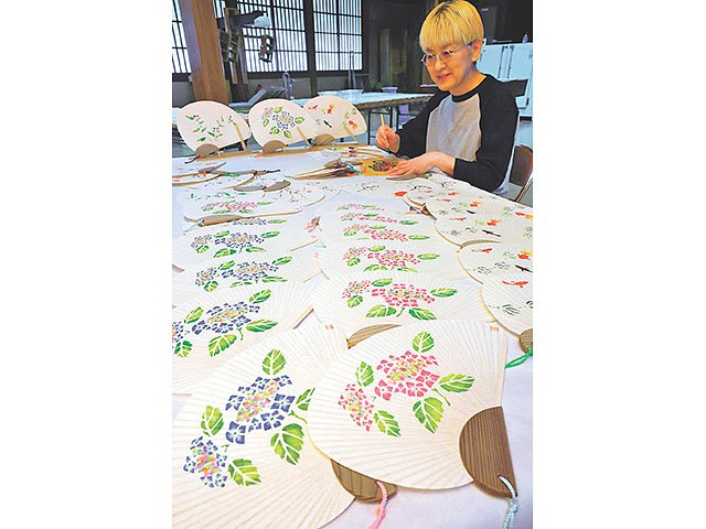 アジサイ・金魚 涼しげ 南砺・五箇山和紙の里でうちわ作り｜北日本新聞webunプラス