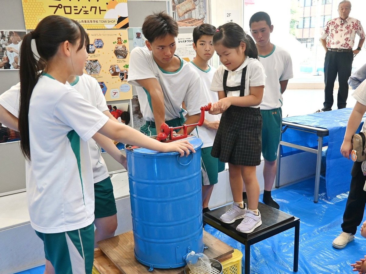 採れたて蜂蜜おいしい！ 富山市民プラザで園児が収穫体験｜北日本新聞webunプラス