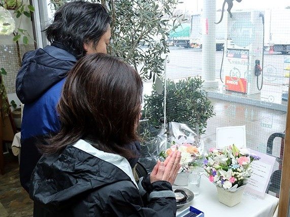 北陸道小矢部川SAバス事故11年、「風化させない」 現場に献花台、犠牲者の冥福祈る｜北日本新聞webunプラス