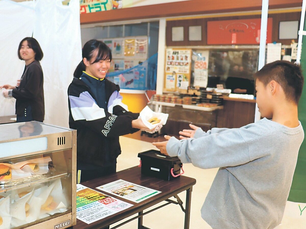 「よごし」バーガーいかが？ 高岡のスーパーで販売、地元の中田中生お手伝い｜北日本新聞webunプラス