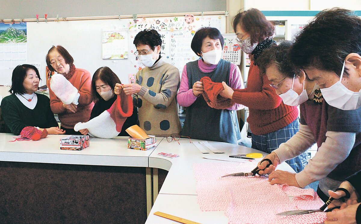 ＜未来へつなGO！＞ボランティアサークル「さくらの会」（魚津市）心込め手編み防寒具贈る｜北日本新聞webunプラス