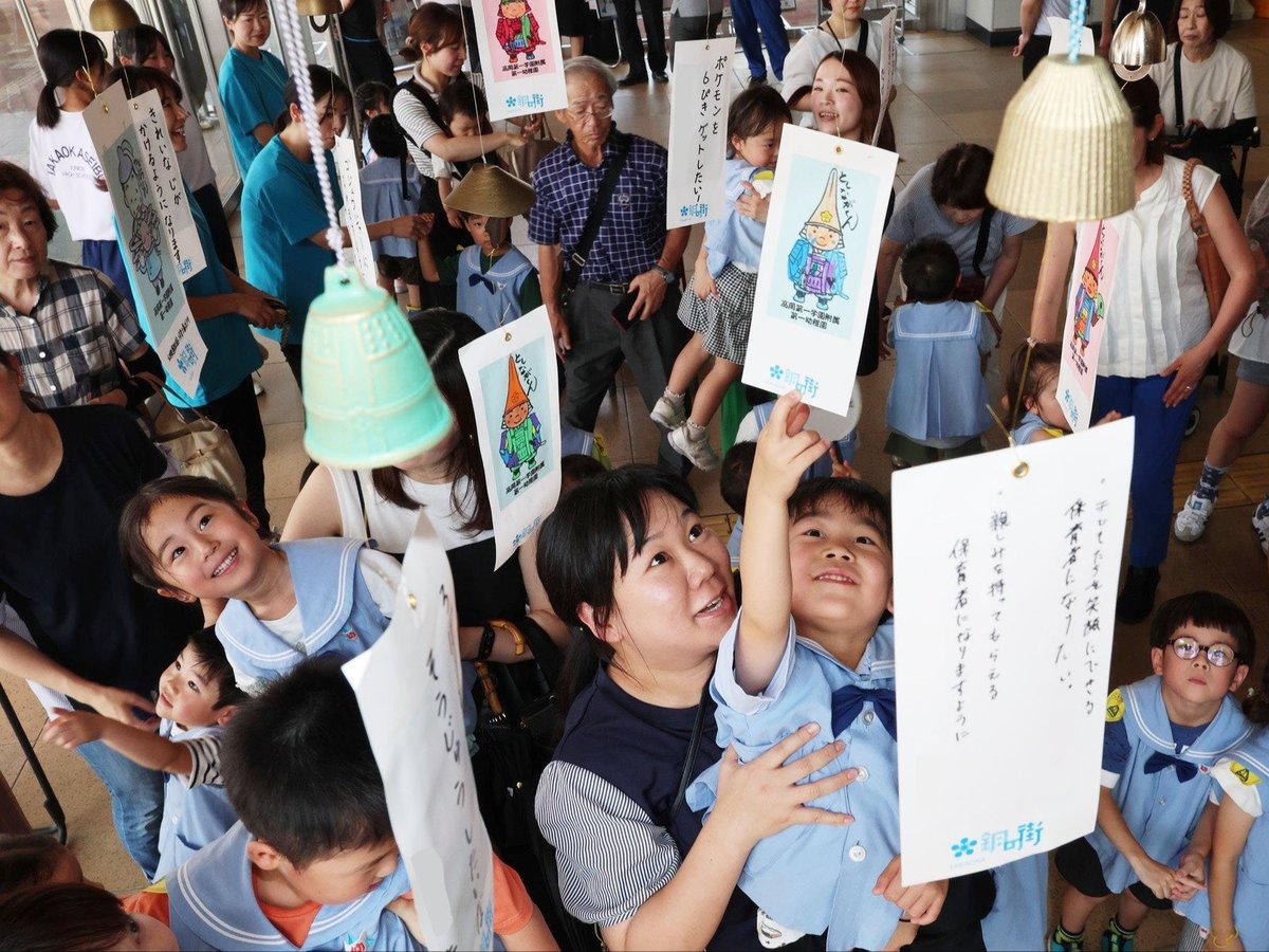 新高岡駅に涼呼ぶ音色 風鈴飾り「銅器のまち」発信｜北日本新聞webunプラス
